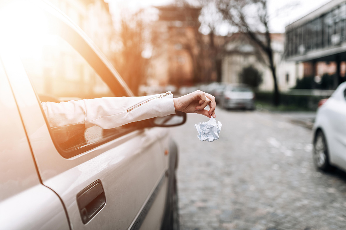 Gettare i rifiuti dal finestrino: multe fino a 422 euro - Il Blog Coyote