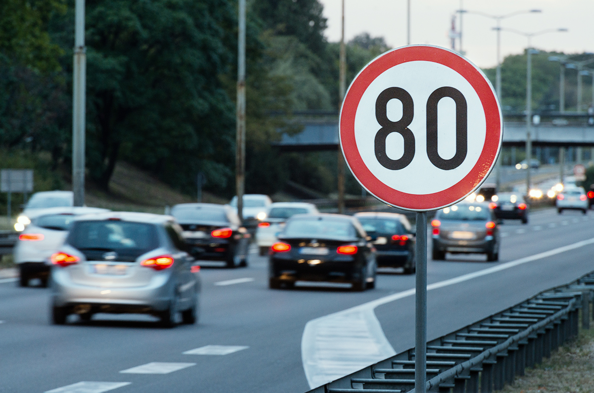 Traffic Sign Recognition: come funziona e quali sono i suoi vantaggi ...